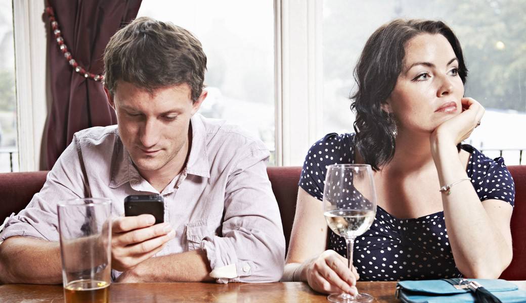 NEVER Text A Man This! (Six Texting Mistakes) | LoveLearnings.com